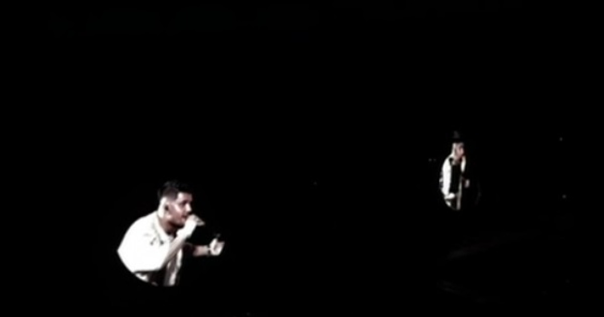 Imagini virale. Momentul în care un cântăreț de manele este huiduit la ...