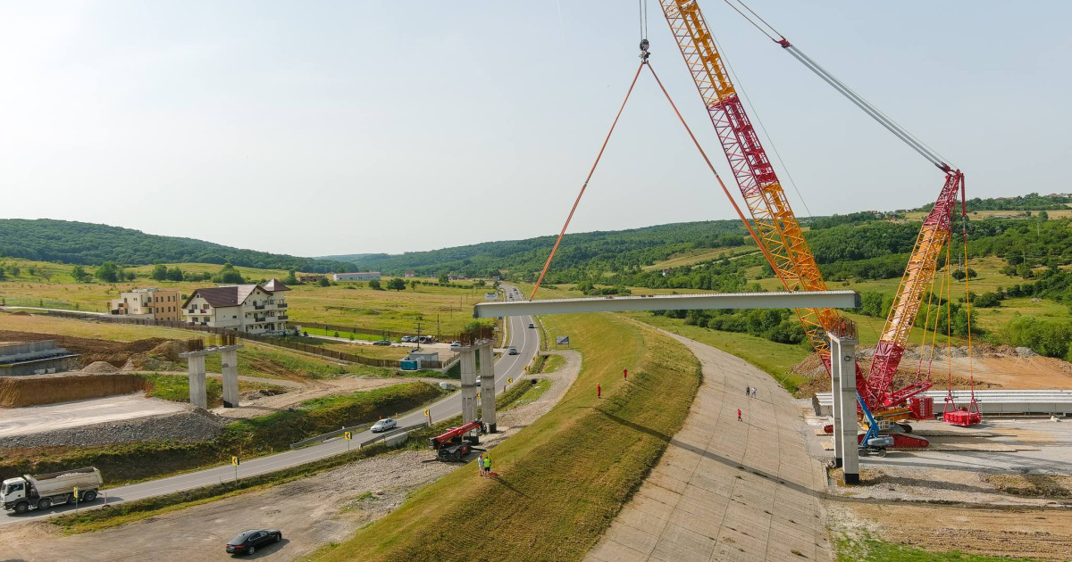 VIDEO Una dintre cele mai mari macarale din România construiește un ...
