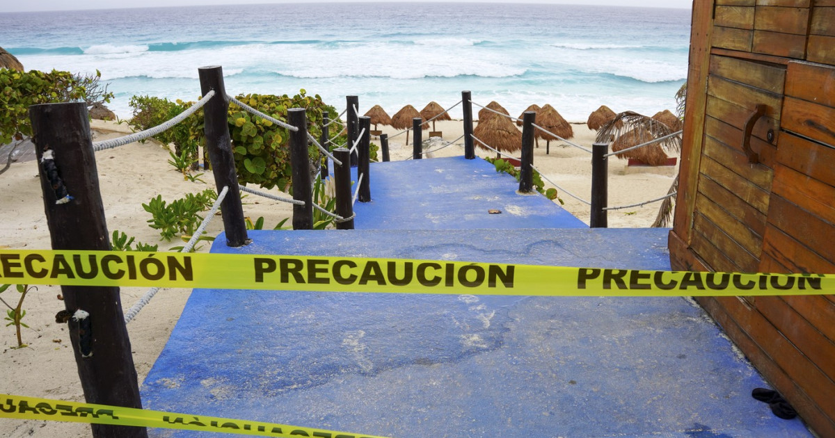 Imagini de pe plajele din Mexic, după trecerea uraganului Beryl. Tulum ...