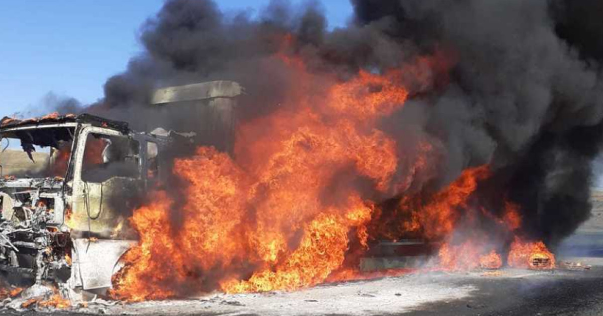 Un camion a luat foc pe DN 1, în judeţul Cluj. Pompierii intervin cu ...