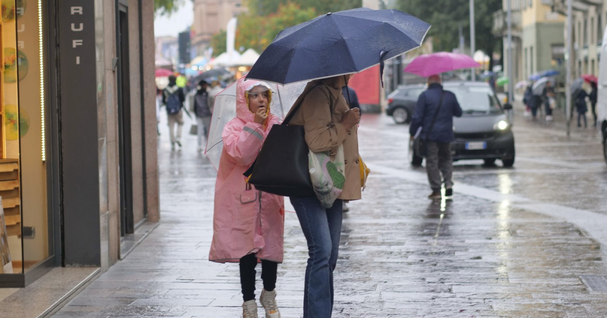 Cât vor mai dura ploile și frigul în România. Prognoza meteo pentru ...