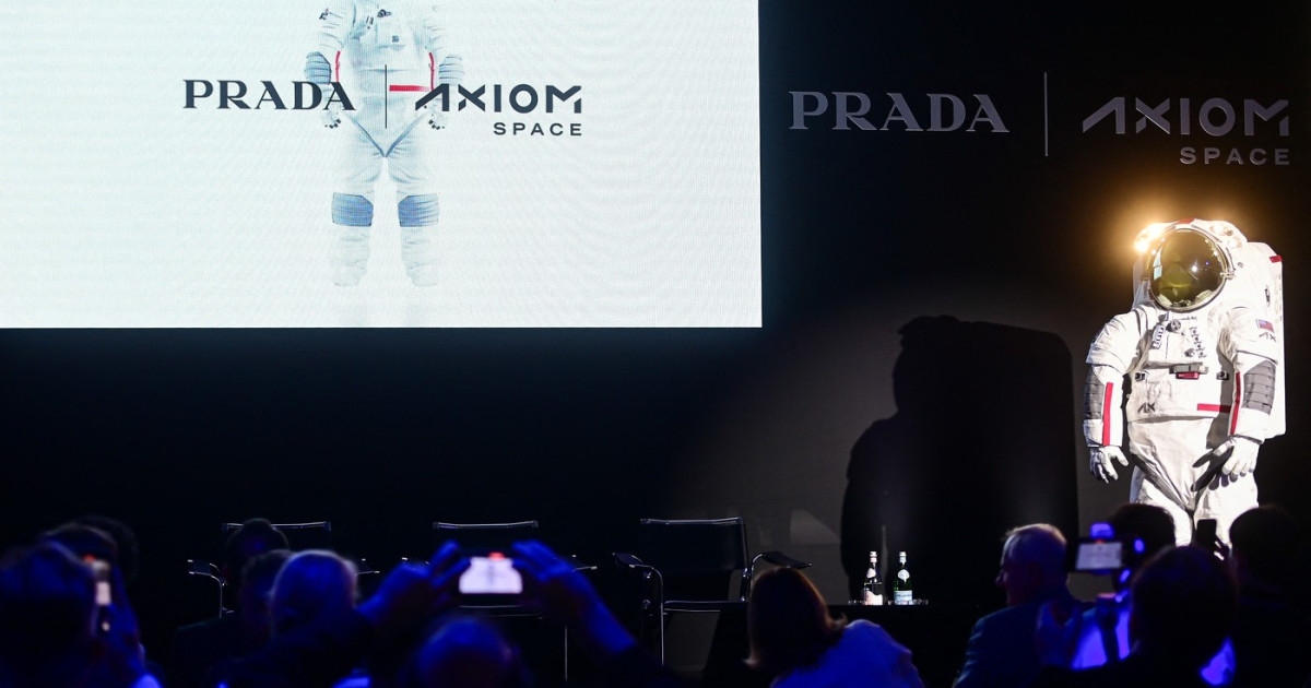 Prada și Axiom Space au prezentat noul costum spațial care va fi ...