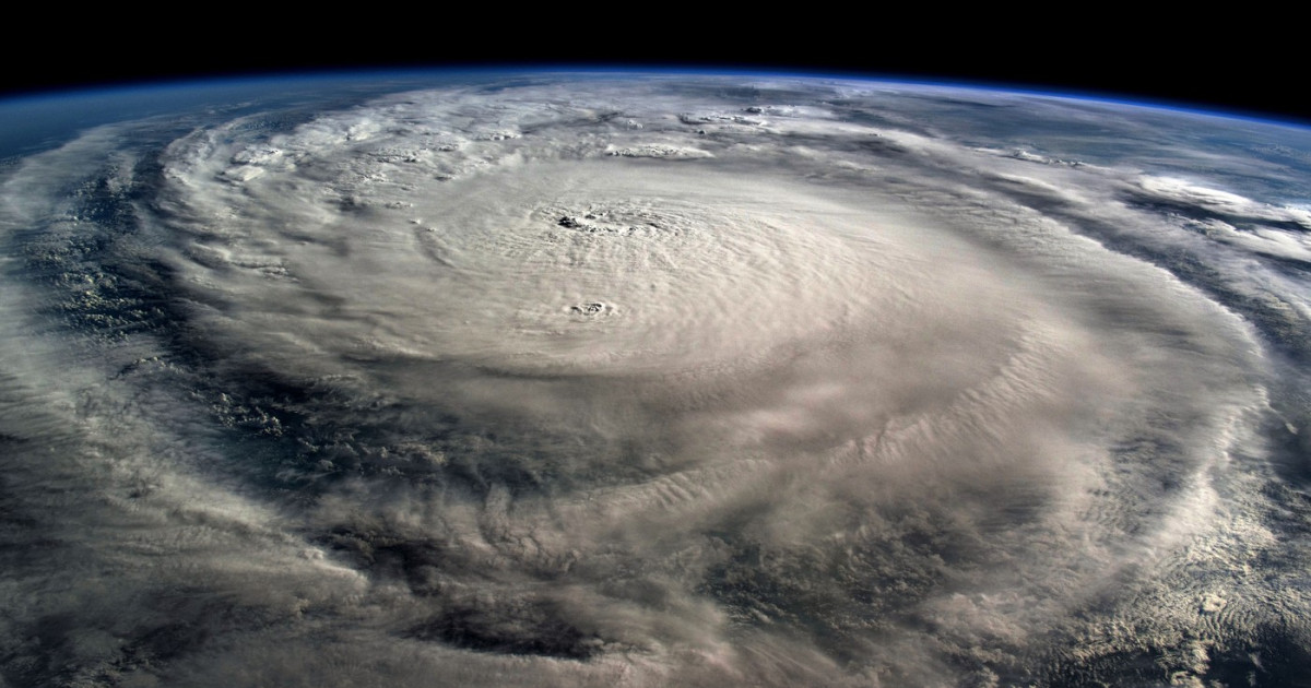 „Furtuna secolului”: De ce se produc tot mai multe uragane și inundații ...