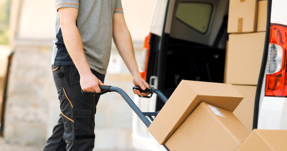 Un curier român din Germania a golit toate coletele, a lăsat duba pe ...