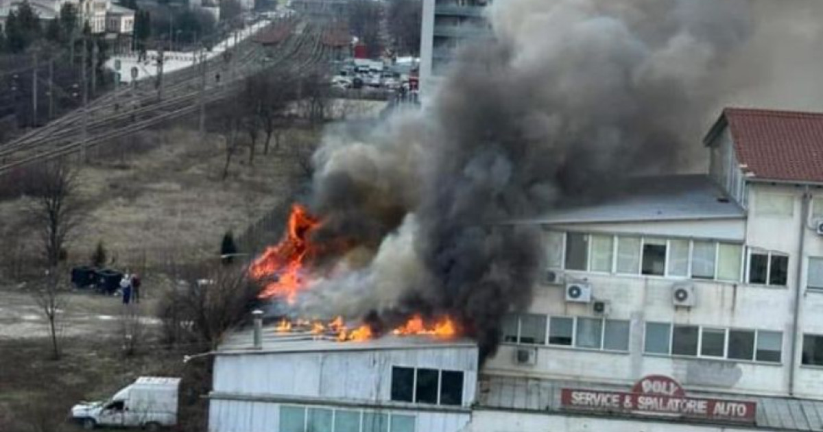 Incendiu puternic la un service auto din Iași: Autoritățile a emis mesaj RO-ALERT din cauza ...