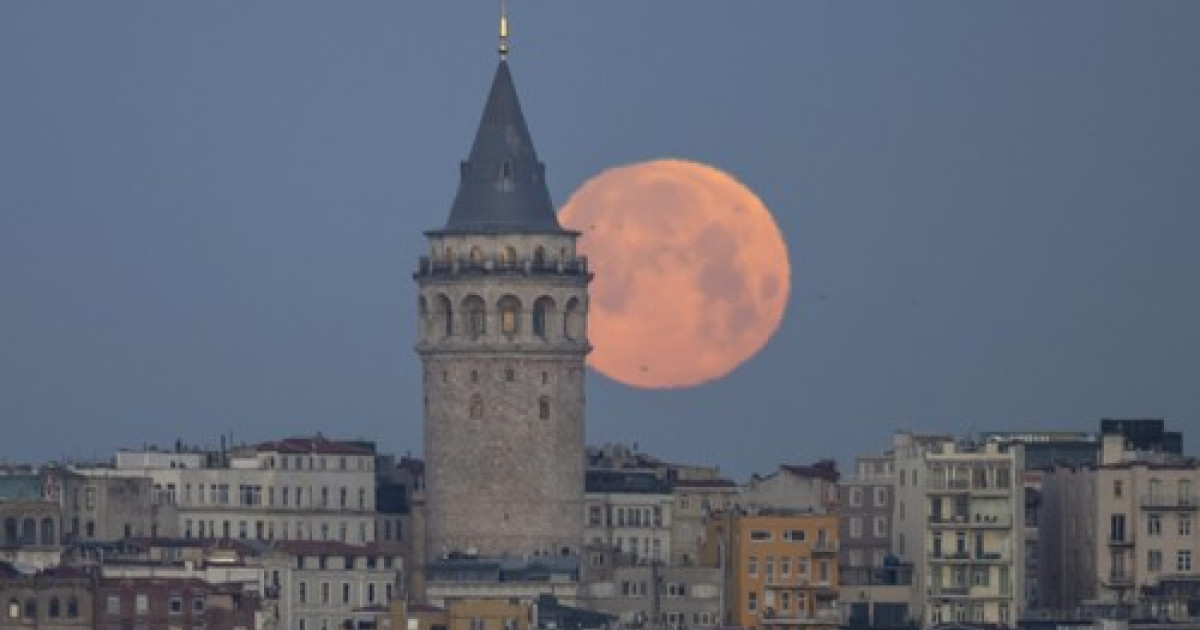 Galerie foto: Luna a devenit roșie, cu ocazia unei eclipse totale ...