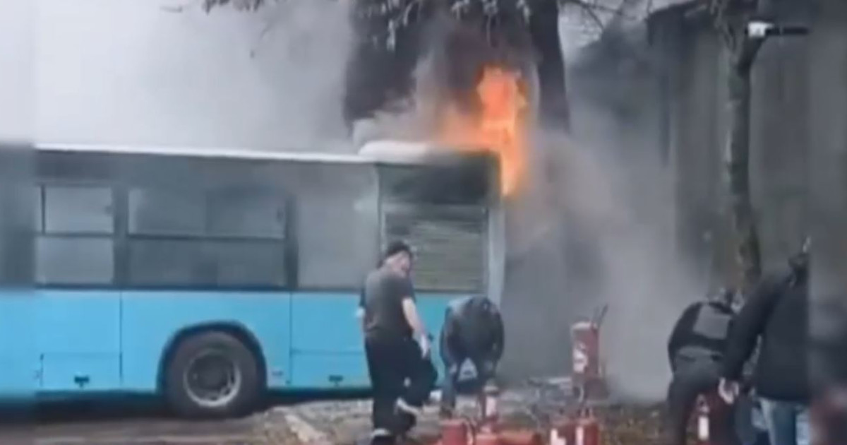 VIDEO Un autobuz STB a luat foc la Autobaza Nordului din București | Digi24