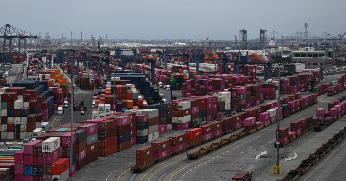 Tarifele lui Donald Trump țin mii de vehicule cu mărfuri blocate în ...