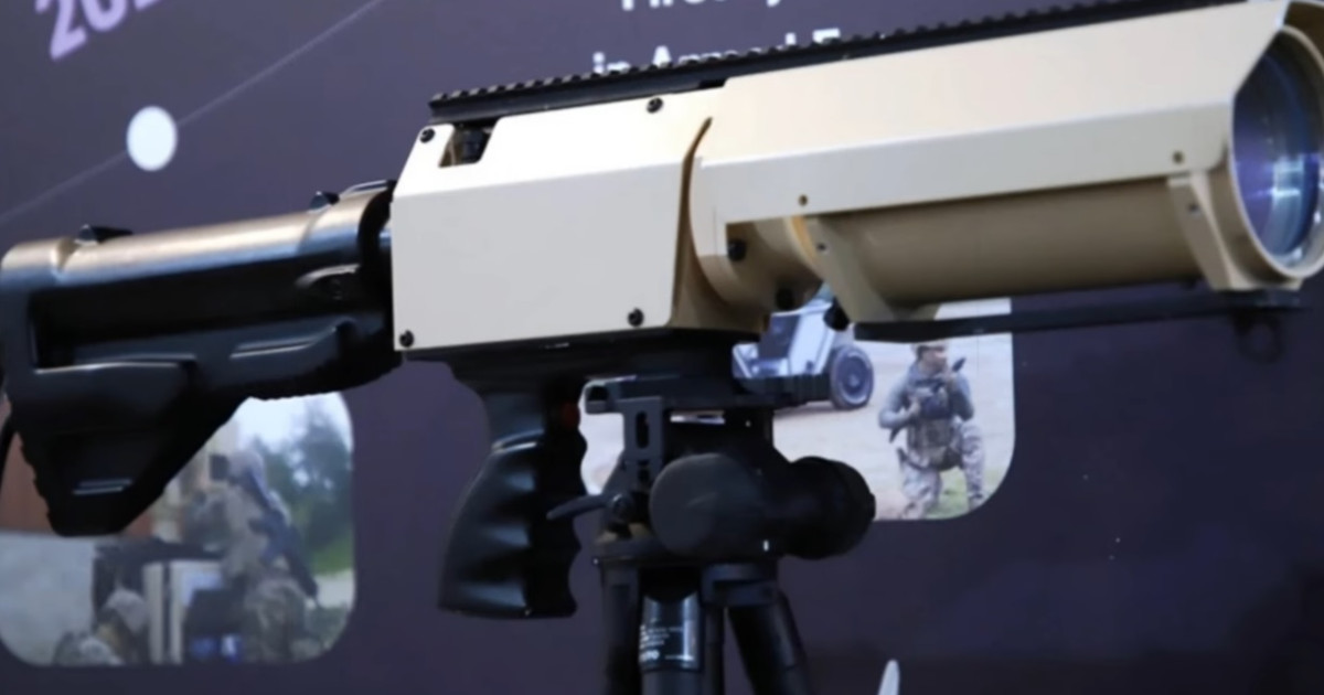 Franța a prezentat un sistem de laser portabil. HELMA-LP poate viza ...
