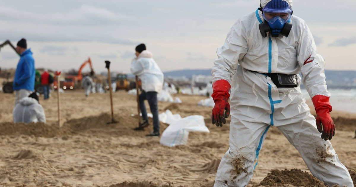 Dezastrul ecologic cauzat de eșuarea celor două petroliere ruseşti în ...