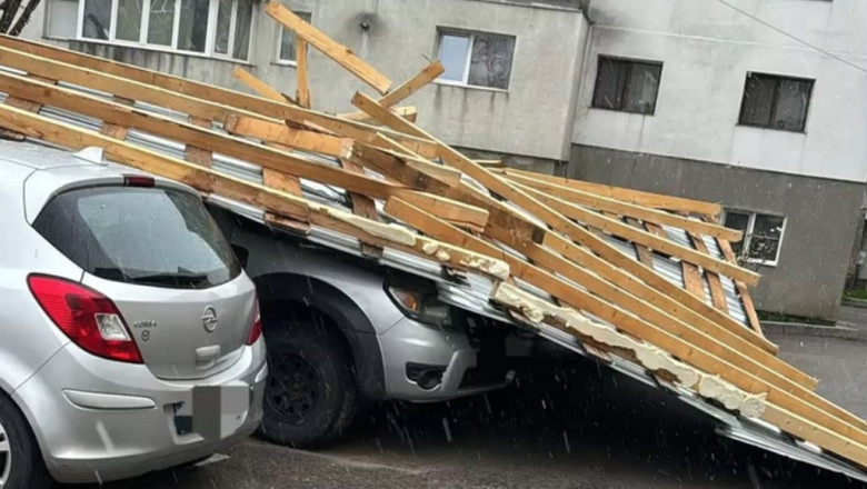 Furtună puternică în Bacău, Neamț și Iași. Acoperișuri smulse de vânt ...