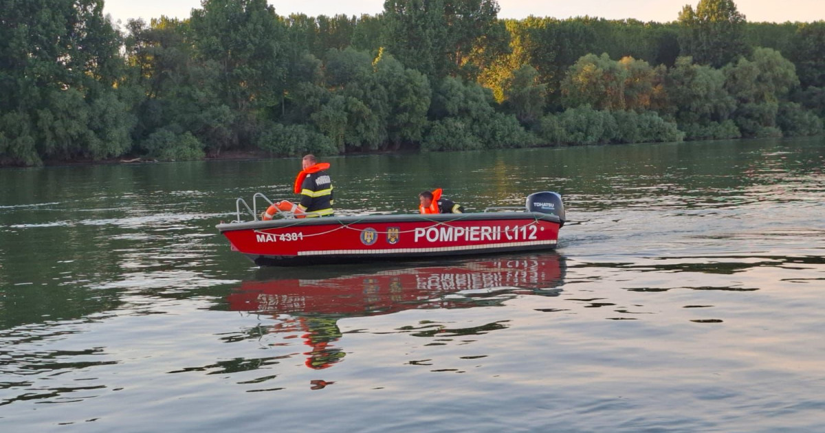 Accident pe Dunăre între 2 nave mai mici și o barjă. O persoană scoasă ...