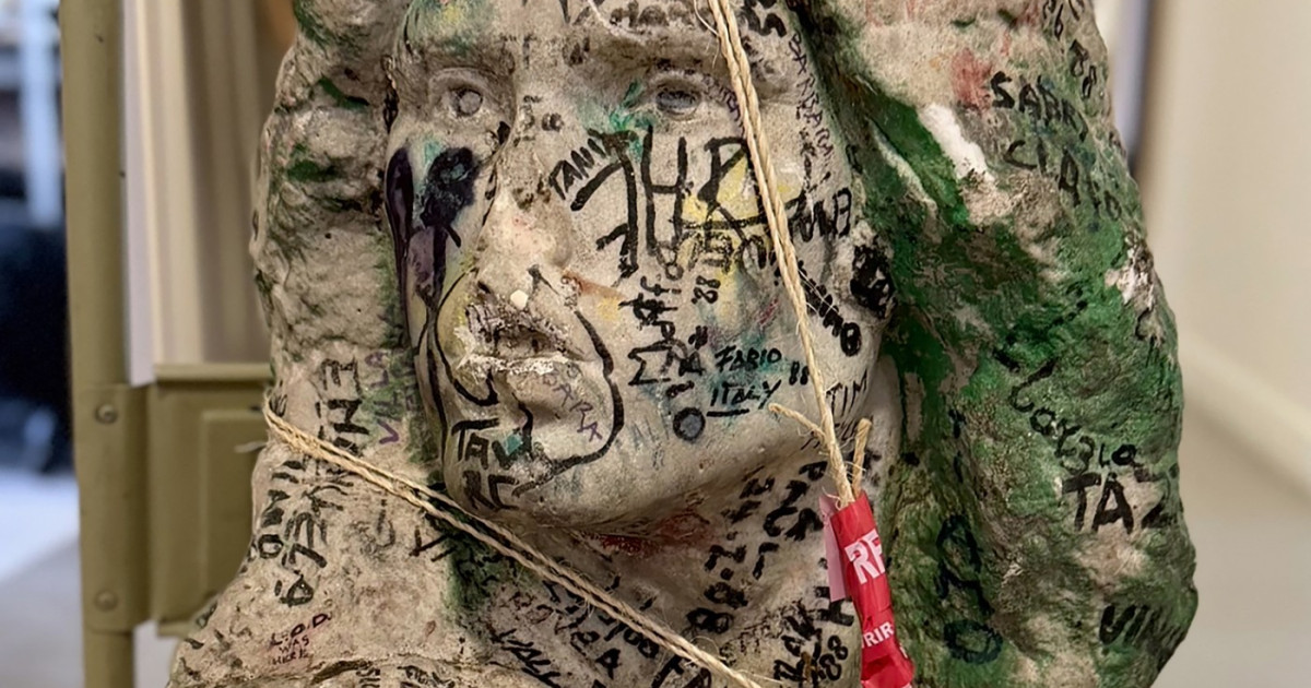 Bustul lui Jim Morrison, furat de pe mormântul său în urmă cu 37 de ani ...