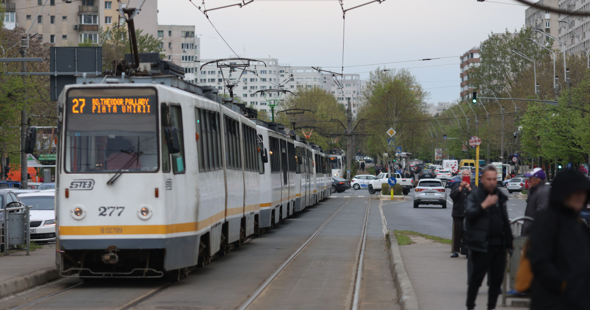Tramvai deraiat pe Bulevardul Theodor Pallady din Bucureşti. Circulaţia ...