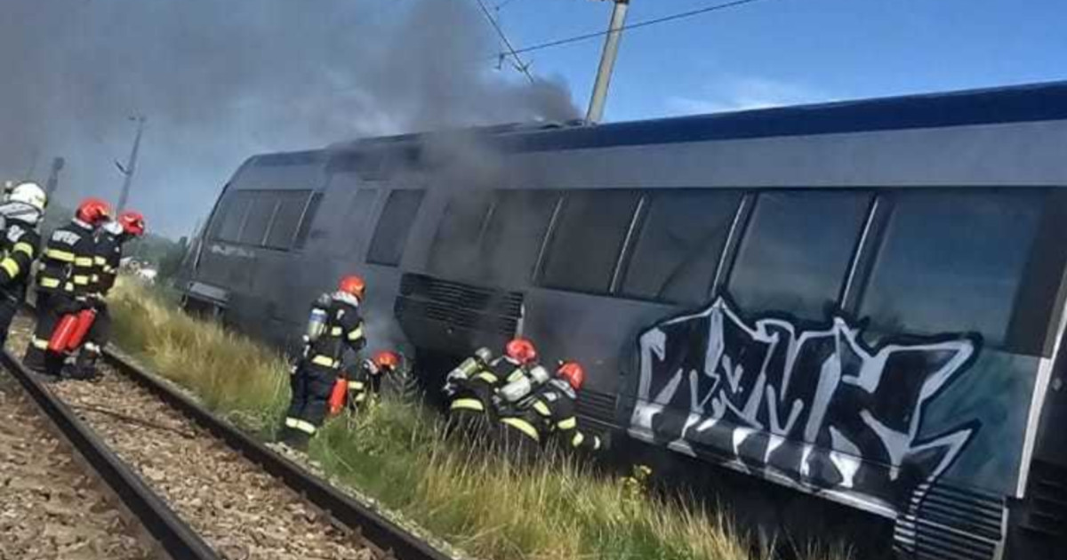 Locomotiva unui tren a luat foc lângă o stație de carburant, în Pașcani ...