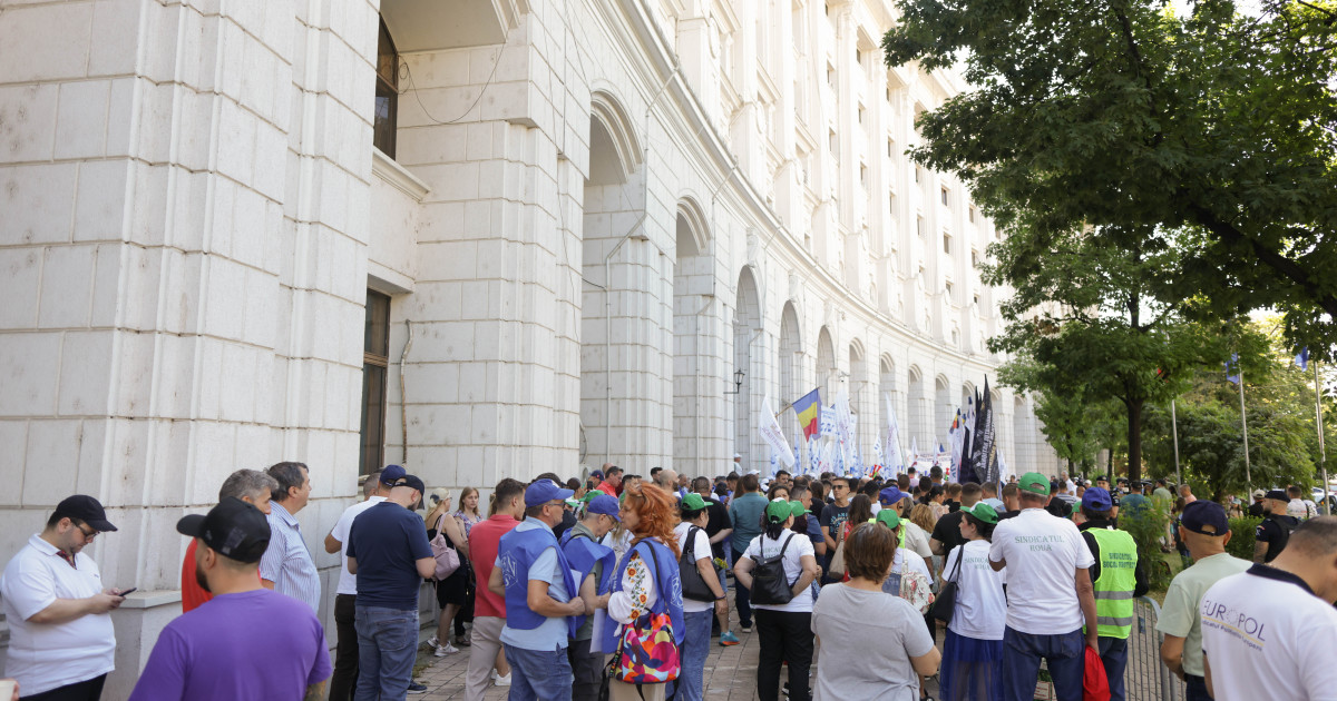 Angajațiii din Finanțe, protest în fața Ministerului. Joi, mii de ...