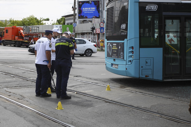 Galerie foto: Accident între un tramvai și un autobuz al STB, în ...