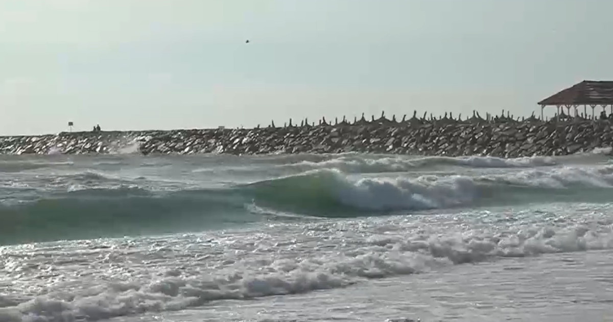 VIDEO Cod galben de vânt și valuri mari pe litoral. Turiștii nu au voie ...