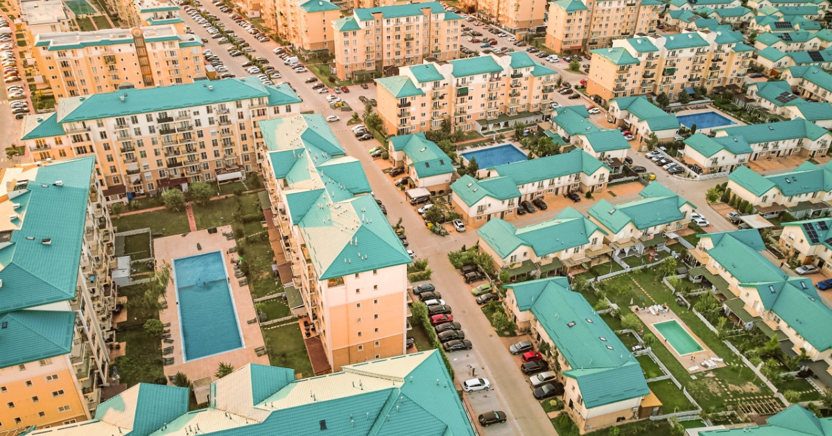 Cosmopolis – Un cartier cât un oraș: plajă, lac, piscine, parcuri, mall ...