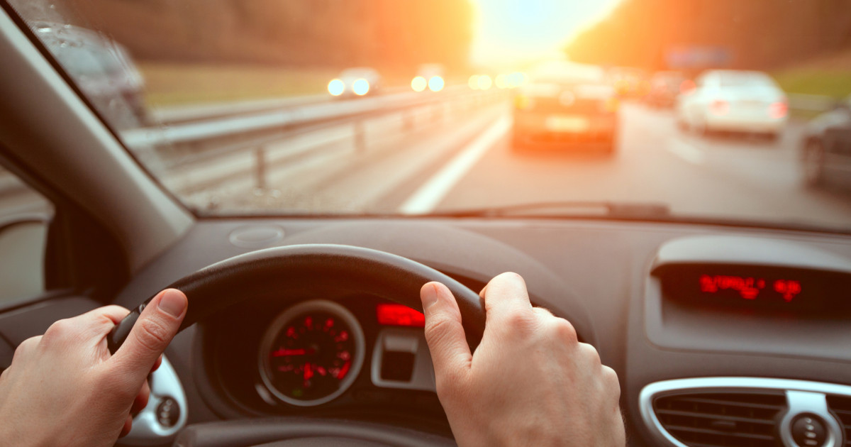 Reguli rutiere încălcate în lanț pe A2. Cum încearcă unii dintre șoferi ...