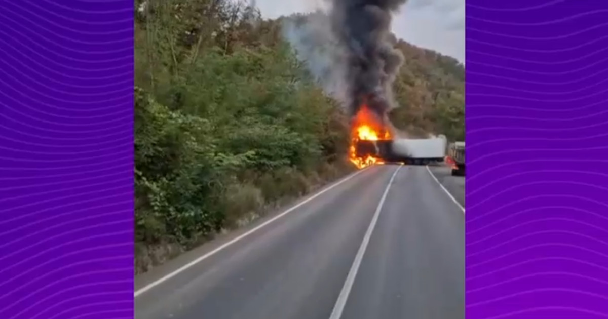 Un TIR a luat foc pe DN 7 după ce a lovit un cap de pod în județul Arad ...