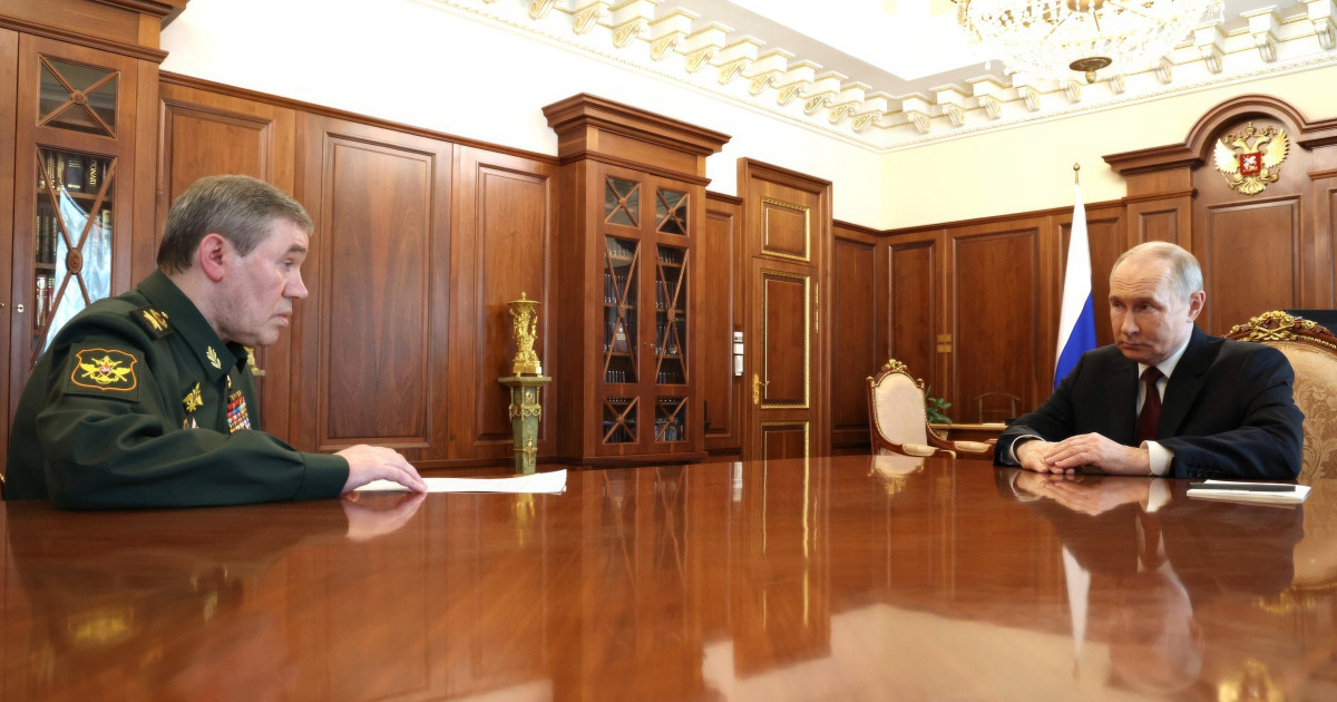 Vladimir Putin l-a decorat pe șeful armatei pentru „pentru curaj ...