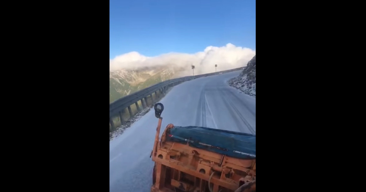 VIDEO Drumarii au închis Transalpina din cauza ninsorii. Zonele în care ...