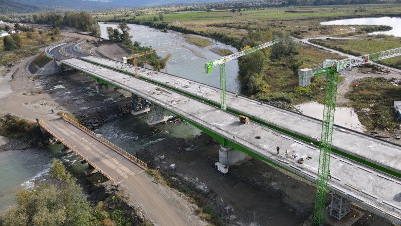 Lucrările la noul pod între România și Ucraina, peste râul Tisa, au ...