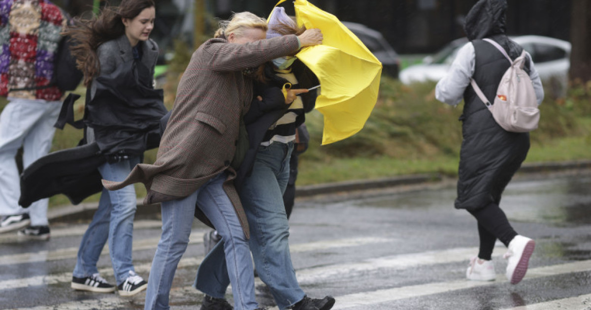 Ploi și vânt puternic în weekend: meteorologii anunță care sunt zonele ...