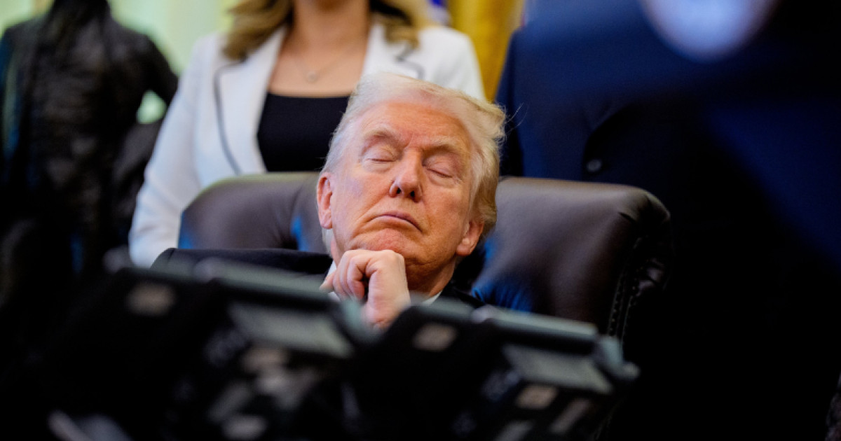 „Sleepy Don s-a întors”. Imagini cu Trump care pare că doarme la un ...