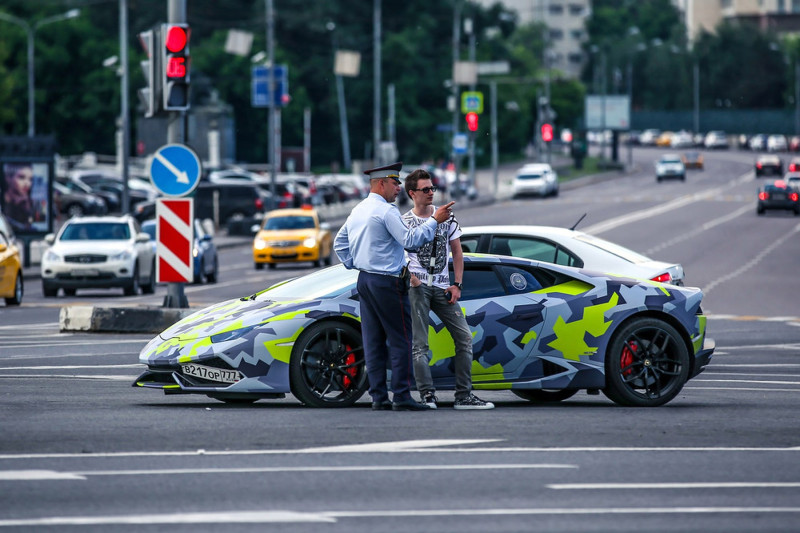 Noaptea era DJ, ziua jefuia bănci și spitale. Un hacker care a furat ...