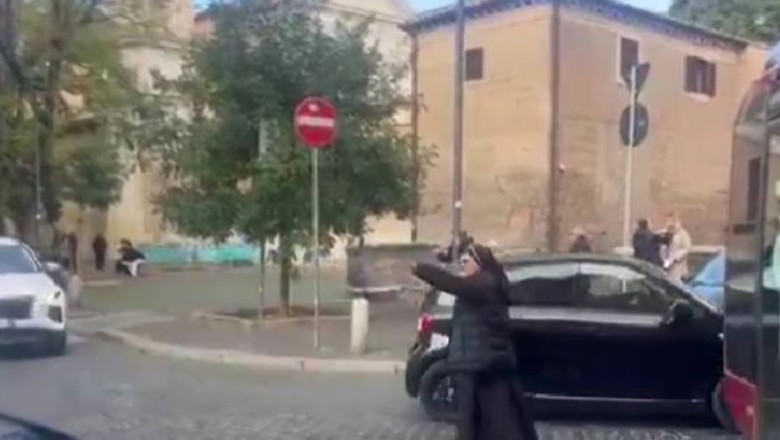 O călugăriță de origine română dirijează traficul auto în Roma. Imagini ...