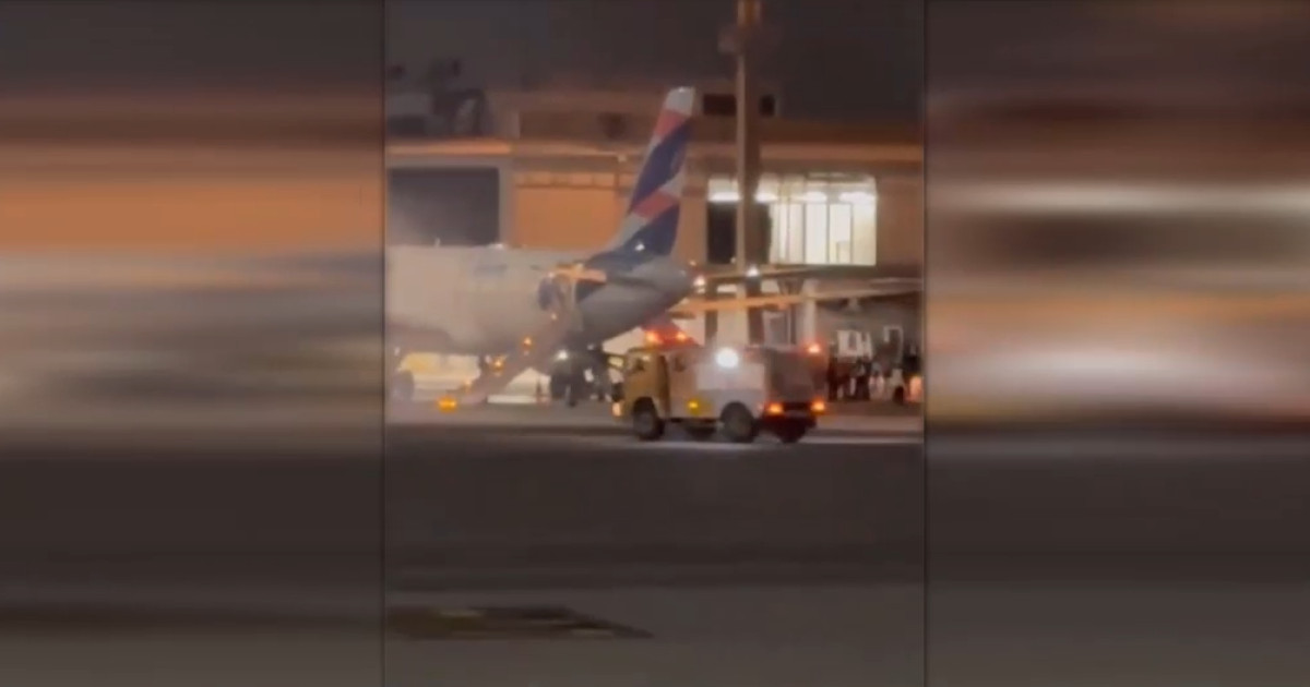 Avion de pasageri, în flăcări, înainte de decolare pe un aeroport din ...