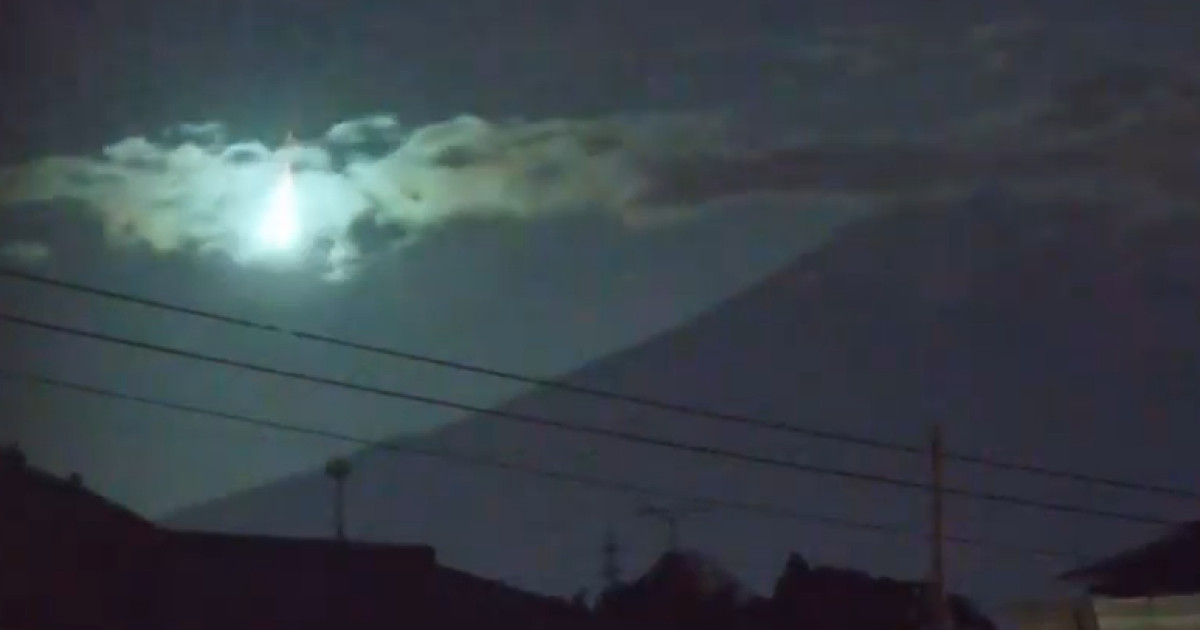 Imagini spectaculoase din Japonia: minge de foc deasupra Muntelui Fuji ...