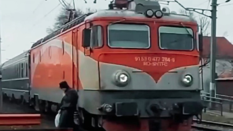 Momentul în care un bărbat este la un pas să fie strivit de un tren ...