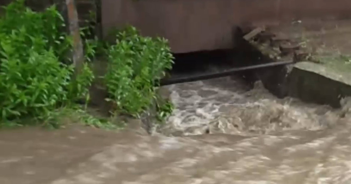 Rupere de nori în județul Buzău: drumuri afectate, pod închis temporar ...