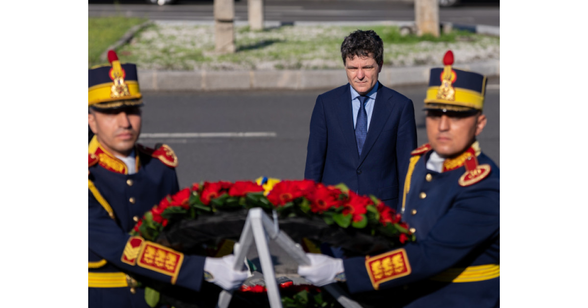 Nicușor Dan a depus o coroană de flori la monumentul dedicat memoriei ...