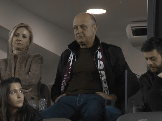 Foto | Un copil s-a dus ”glonț” la Dan Șucu, după Rapid - CFR 1-4 ...