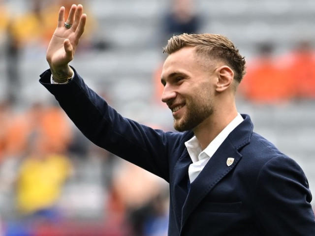 GALERIE FOTO: FCSB îi oferă un milion € salariu lui Denis Drăguș ...