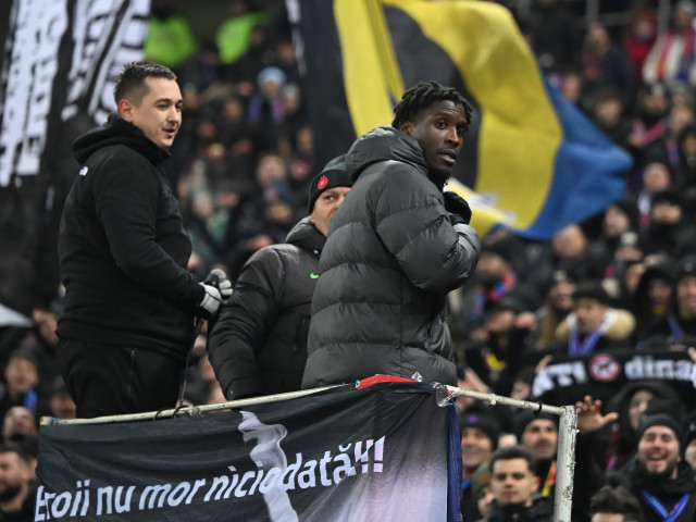 GALERIE FOTO: Reacția lui Jordan Gele după ce a urcat în peluză și a ...