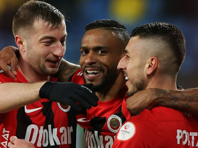 GALERIE FOTO: Daniel Popa, un nou gol pentru Genclerbirligi. A primit ...