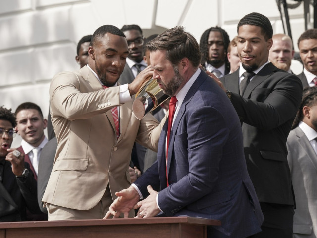 GALERIE FOTO: VIRAL: Momentul în care JD Vance scapă trofeul, la ...