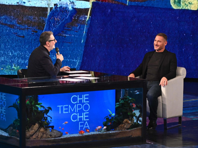 GALERIE FOTO: "Azi, oamenii se vând pentru orice!" / "Rușine!" Pus la zid fiindcă a mers în ...