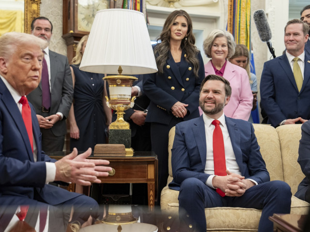 Donald Trump a reacționat imediat, după ce JD Vance a fost huiduit în ...