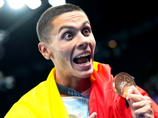 David Popovici a intrat în istorie, după ce a luat AURUL la Mondiale ...