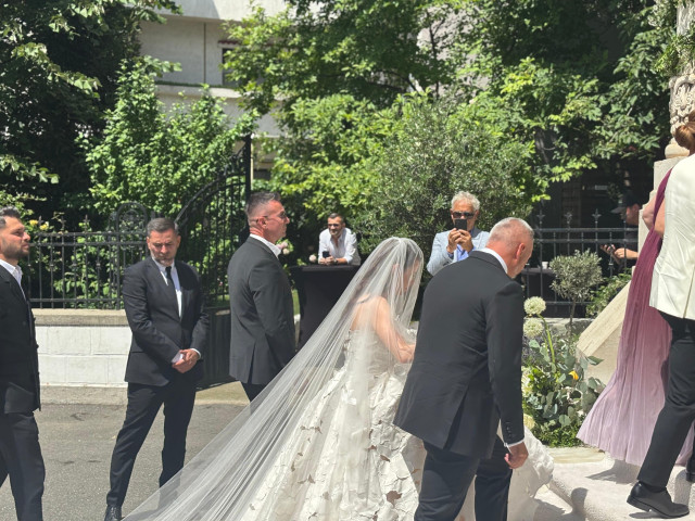 GALERIE FOTO: Cât a costat rochia purtată de Kira Hagi în ziua nunții ...