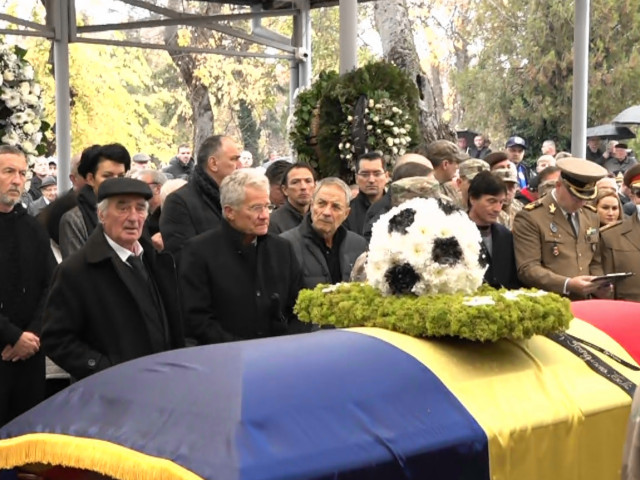 GALERIE FOTO: Emeric Ienei, înmormântat cu onoruri militare! Nepoata sa, Alisa, a interpretat ...