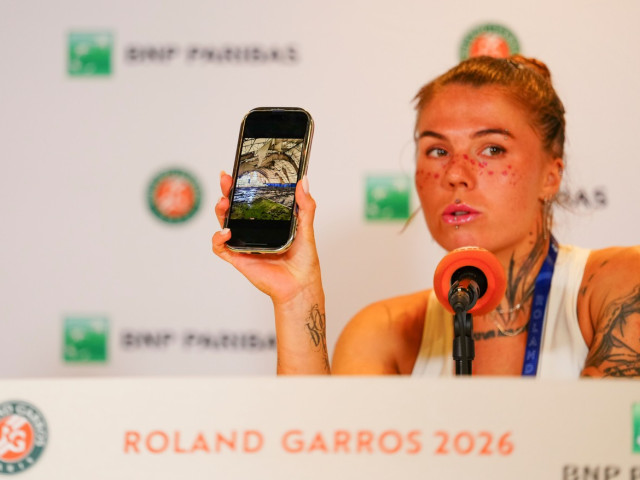 După primul ei succes la Roland Garros, a scos telefonul şi a arătat ...