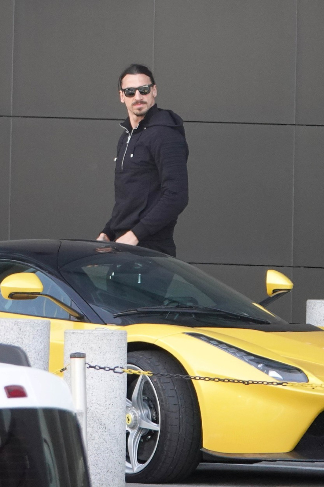 GALERIE FOTO: Un Ferrari parcat ”pe dos”, momentul în care Zlatan și-a ...