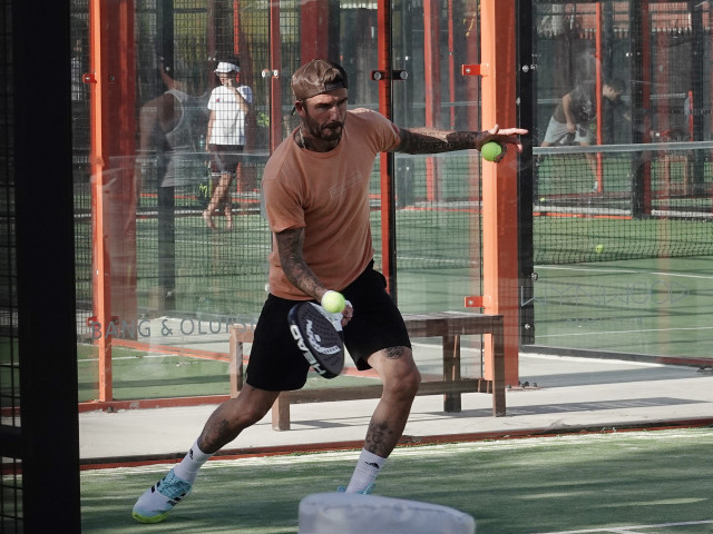 Galerie Foto | David Beckham, captivat de cel mai popular sport al ...